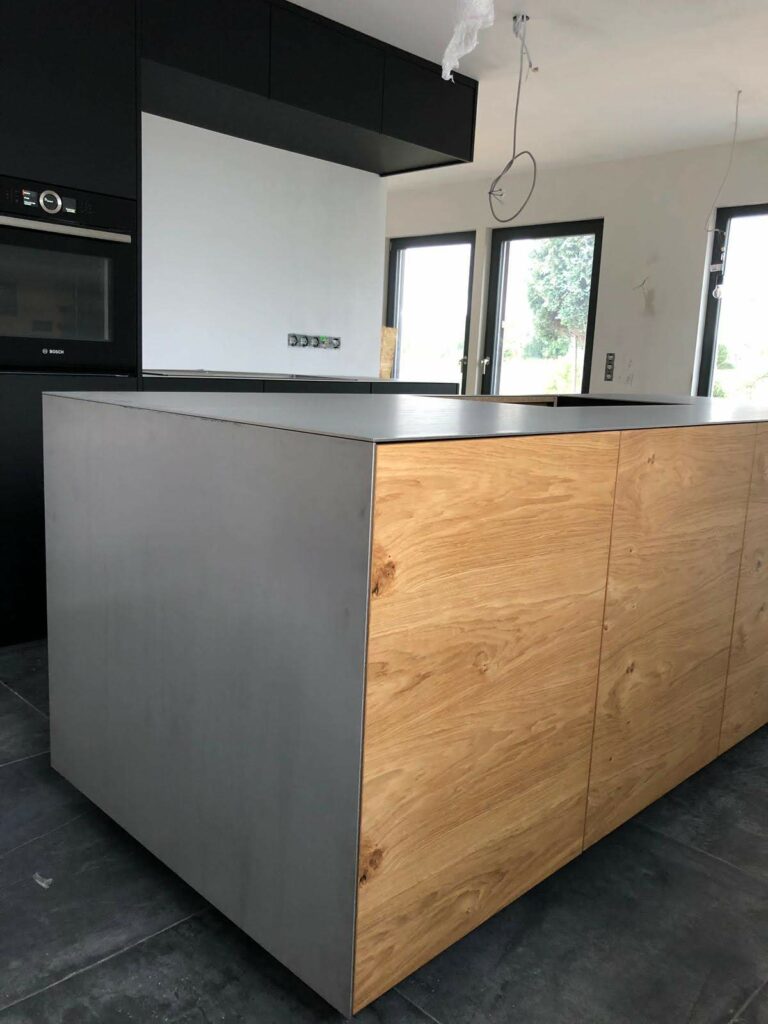 Edelstahl-Arbeitsplatte, leicht geschrägter Küchenblock mit Eichefronten | B&K Design